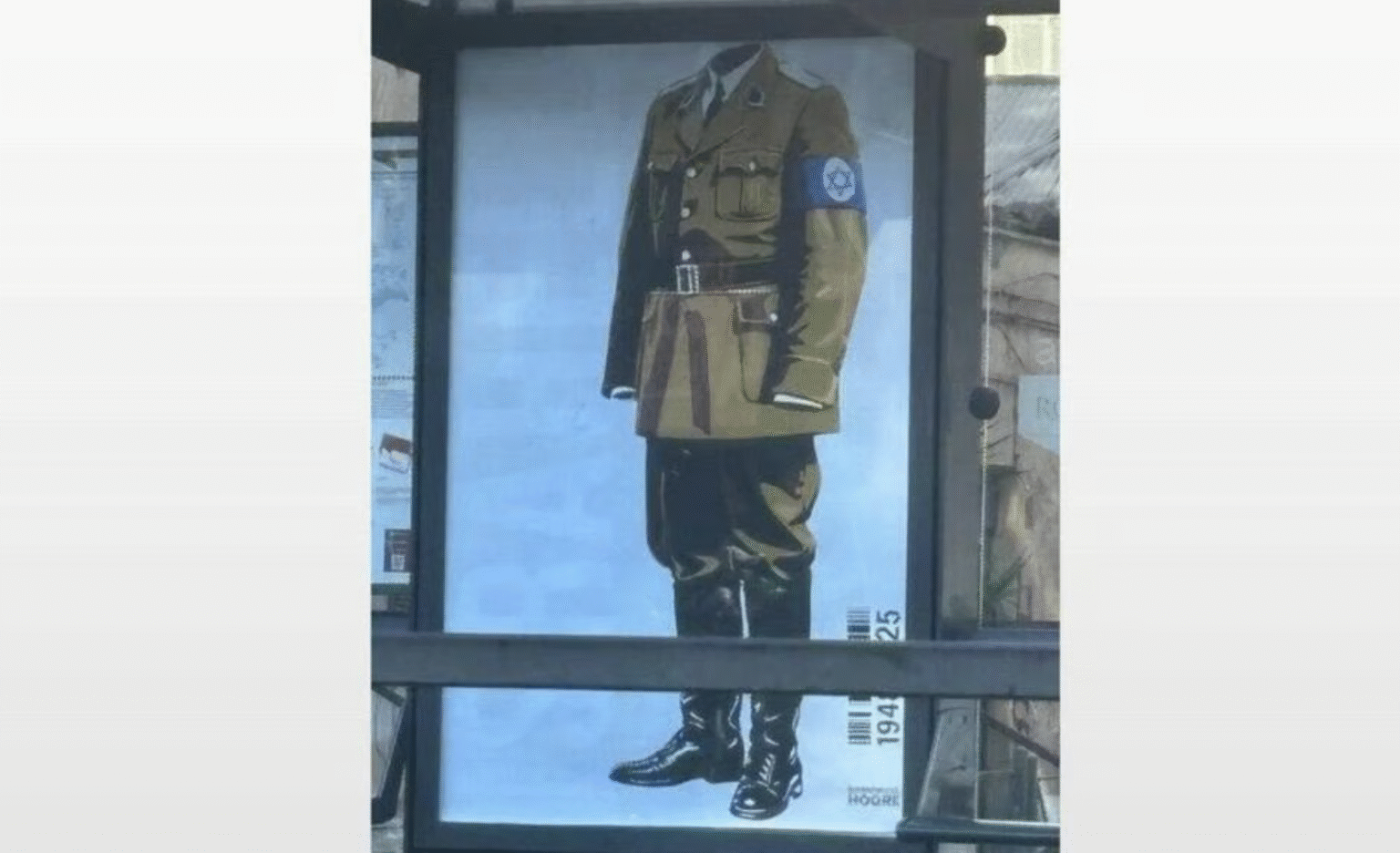 Cartel antisemita colgado en una estación de tranvía de Roma: soldado ...